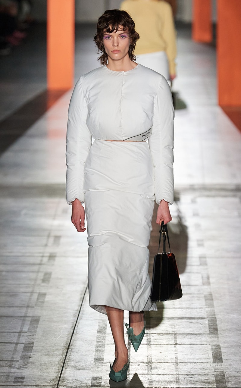 MFW：極簡中藏著浪漫的 Prada 2023 FW，化身柔美又率性的上班女郎！ - POPBEE