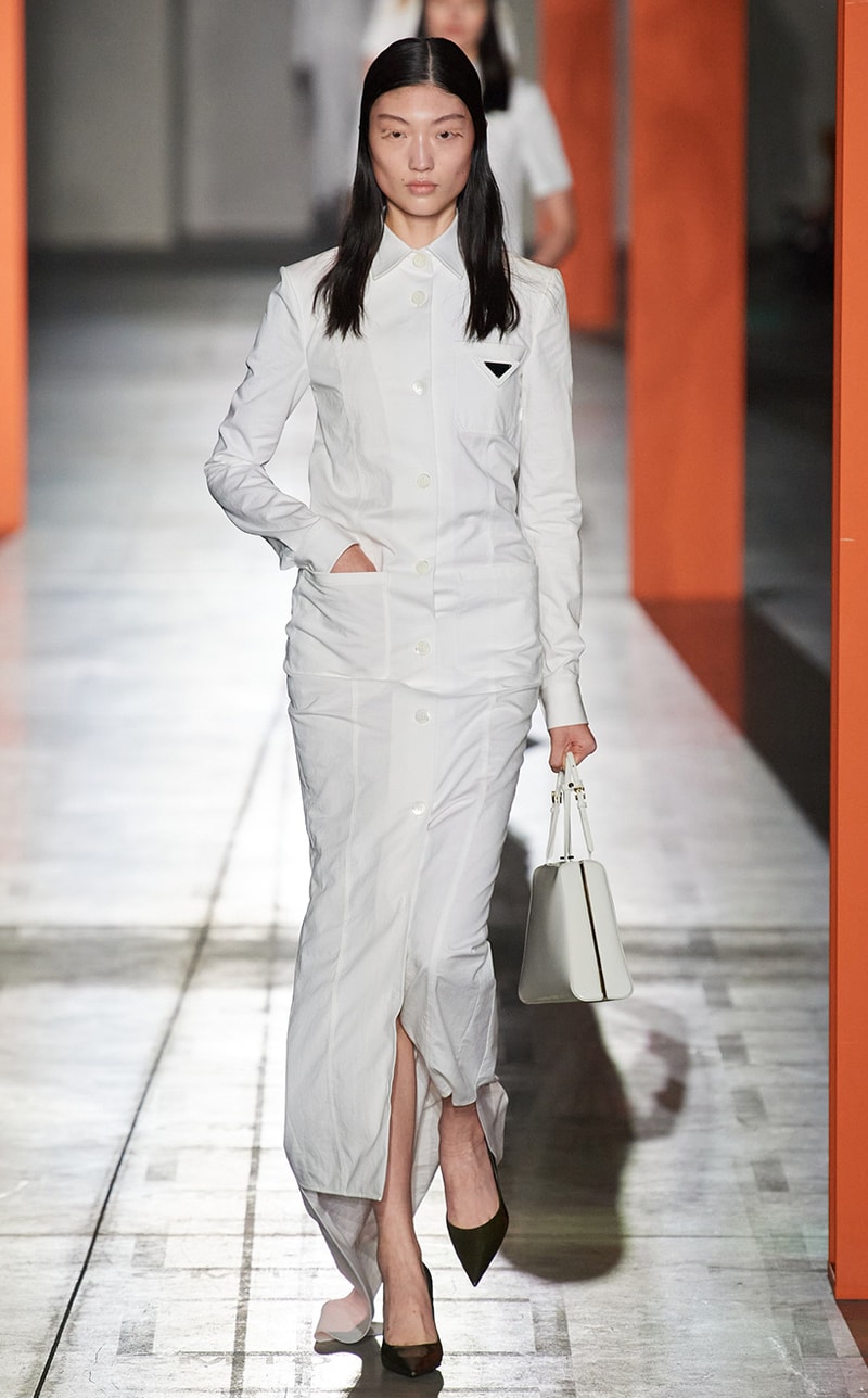 MFW：極簡中藏著浪漫的 Prada 2023 FW，化身柔美又率性的上班女郎！ - POPBEE