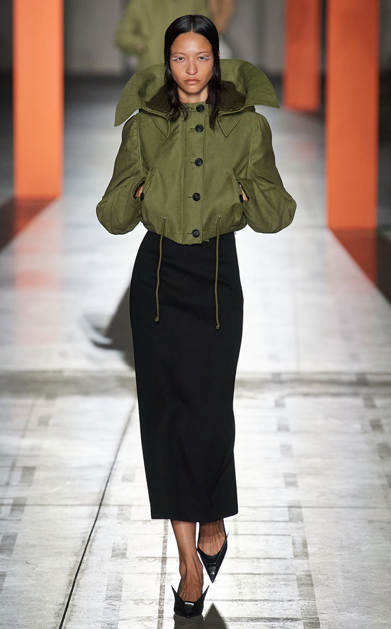 MFW：極簡中藏著浪漫的 Prada 2023 FW，化身柔美又率性的上班女郎！ - POPBEE