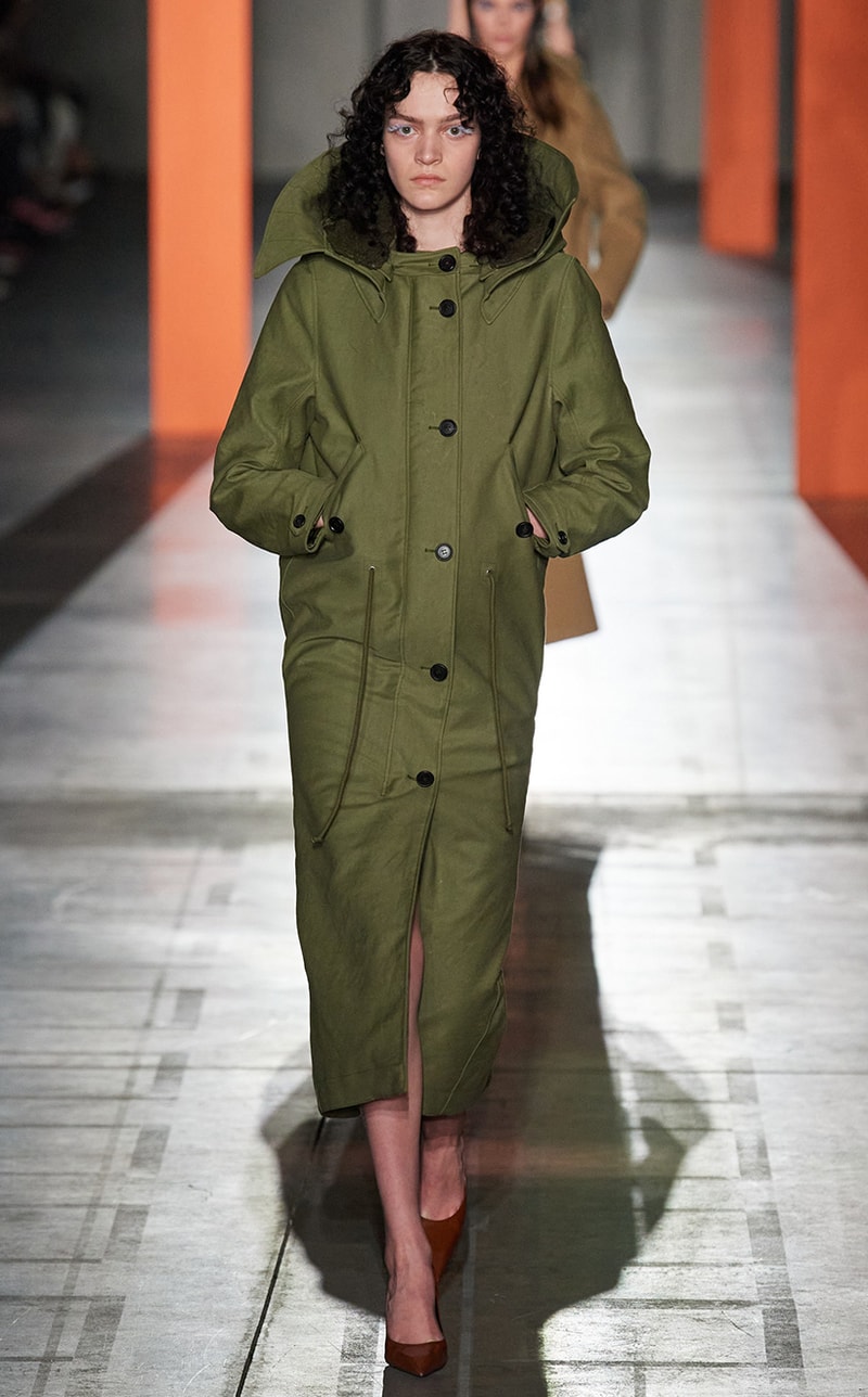 MFW：極簡中藏著浪漫的 Prada 2023 FW，化身柔美又率性的上班女郎！ - POPBEE