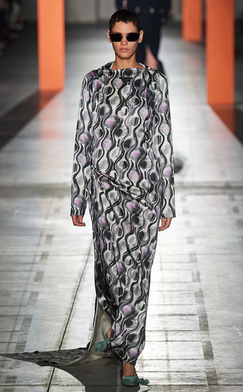 MFW：極簡中藏著浪漫的 Prada 2023 FW，化身柔美又率性的上班女郎！ - POPBEE