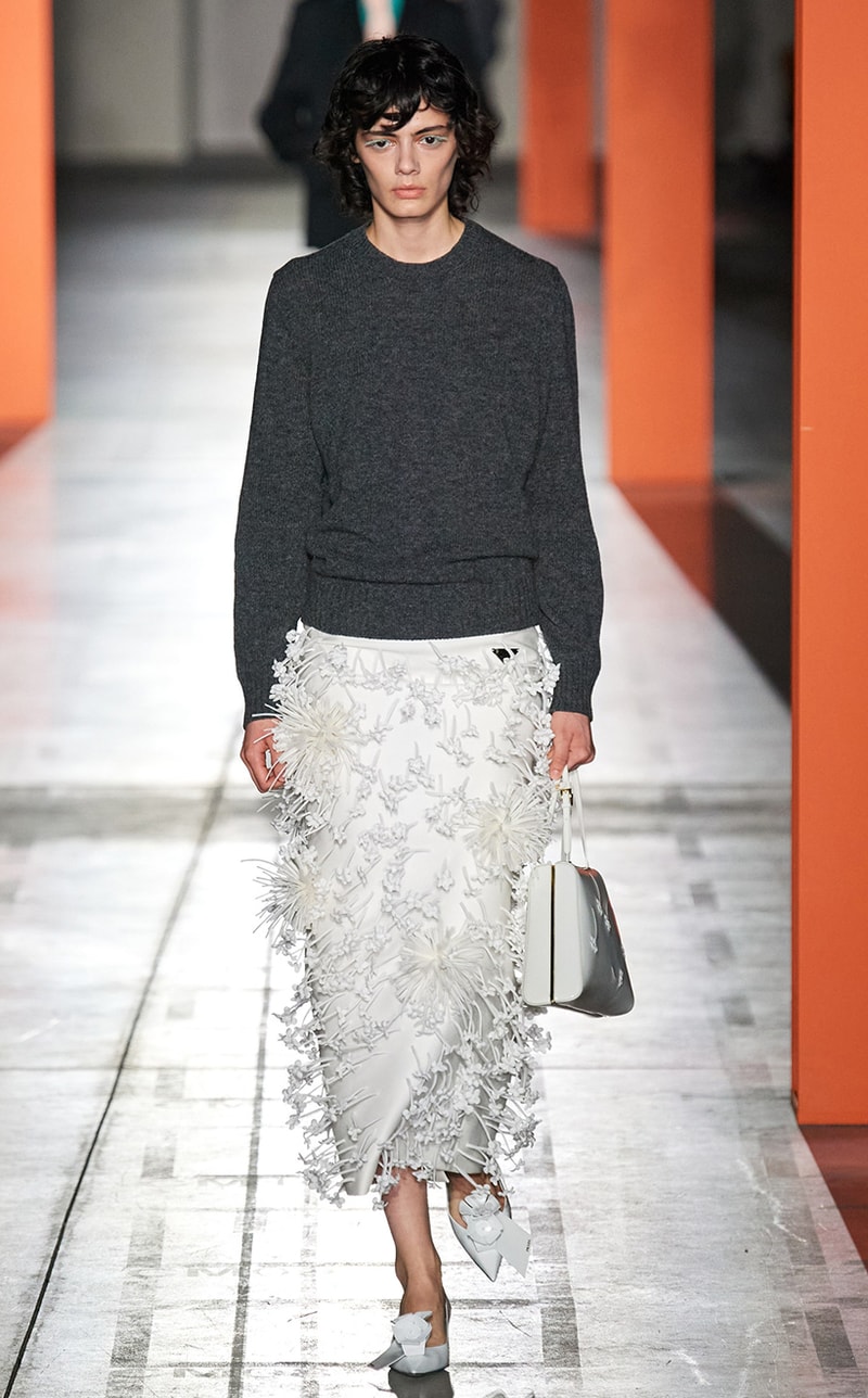 MFW：極簡中藏著浪漫的 Prada 2023 FW，化身柔美又率性的上班女郎！ - POPBEE