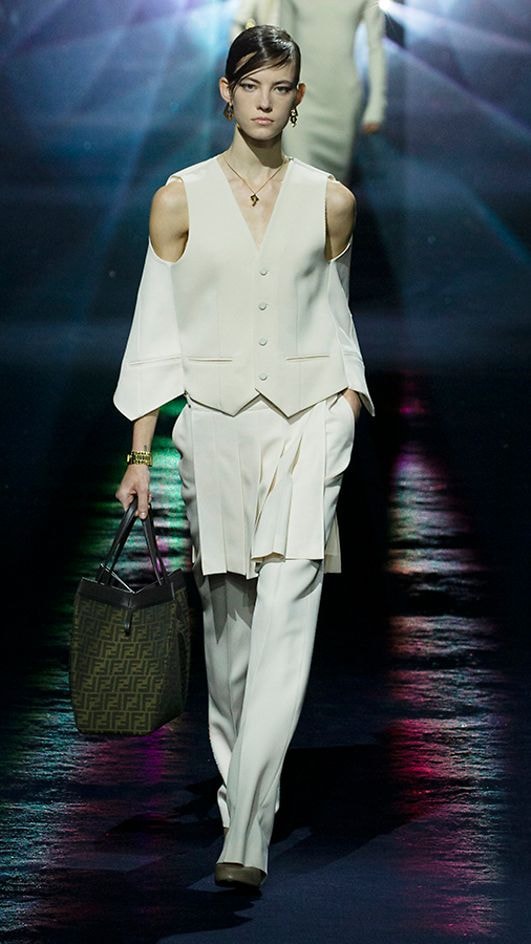 MFW：Fendi 秋冬大秀抽不離的優雅別緻，全新 FENDI Multi 手袋登場！ - POPBEE