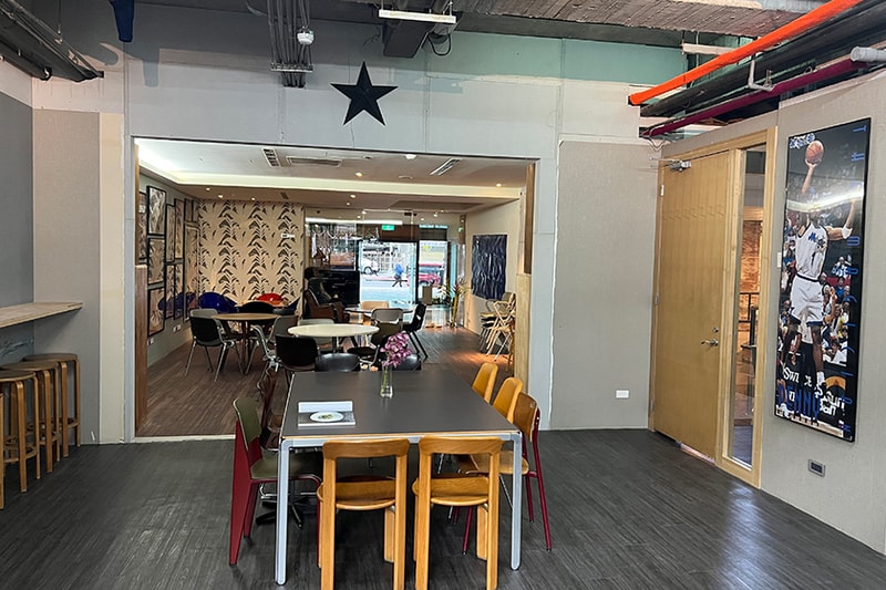 藏在歇業老飯店裡的秘密基地：步入 Ruby Cherry Rose 穿梭在日夜之間的浪漫寫意。 - POPBEE