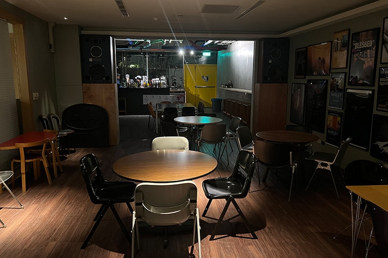 藏在歇業老飯店裡的秘密基地：步入 Ruby Cherry Rose 穿梭在日夜之間的浪漫寫意。 - POPBEE