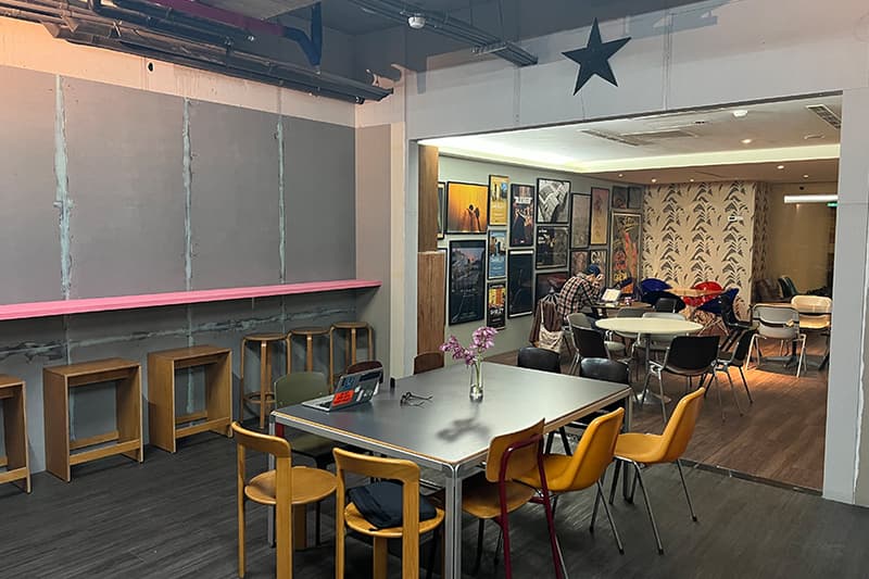藏在歇業老飯店裡的秘密基地：步入 Ruby Cherry Rose 穿梭在日夜之間的浪漫寫意。 - POPBEE