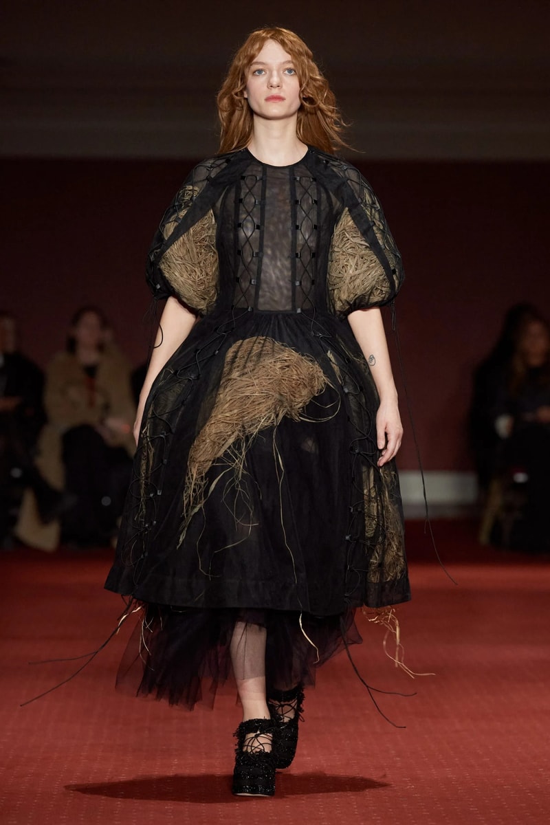 LFW：Simone Rocha 愛爾蘭古老巫術與神話魅力，為什麼要在公主袖裡塞滿了稻草？ - POPBEE