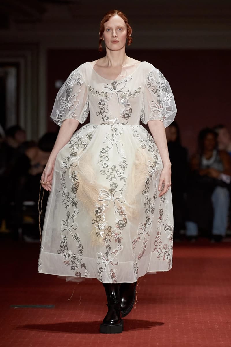 LFW：Simone Rocha 愛爾蘭古老巫術與神話魅力，為什麼要在公主袖裡塞滿了稻草？ - POPBEE
