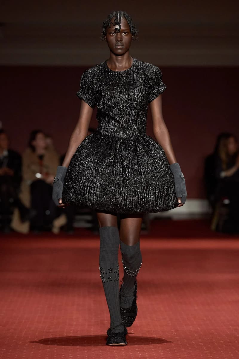 LFW：Simone Rocha 愛爾蘭古老巫術與神話魅力，為什麼要在公主袖裡塞滿了稻草？ - POPBEE