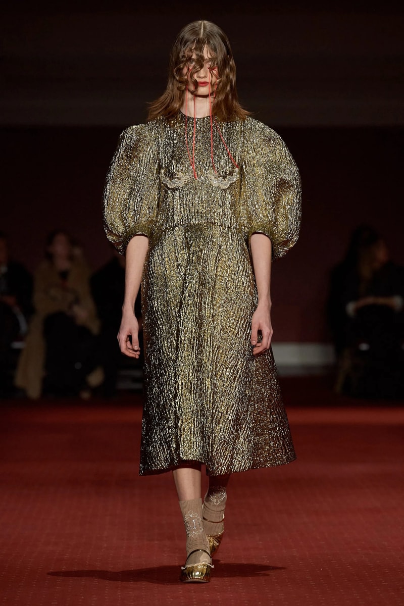 LFW：Simone Rocha 愛爾蘭古老巫術與神話魅力，為什麼要在公主袖裡塞滿了稻草？ - POPBEE