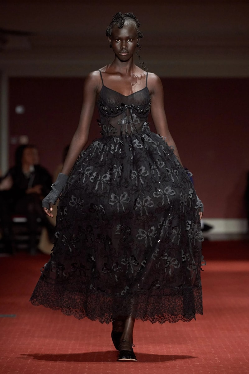 LFW：Simone Rocha 愛爾蘭古老巫術與神話魅力，為什麼要在公主袖裡塞滿了稻草？ - POPBEE