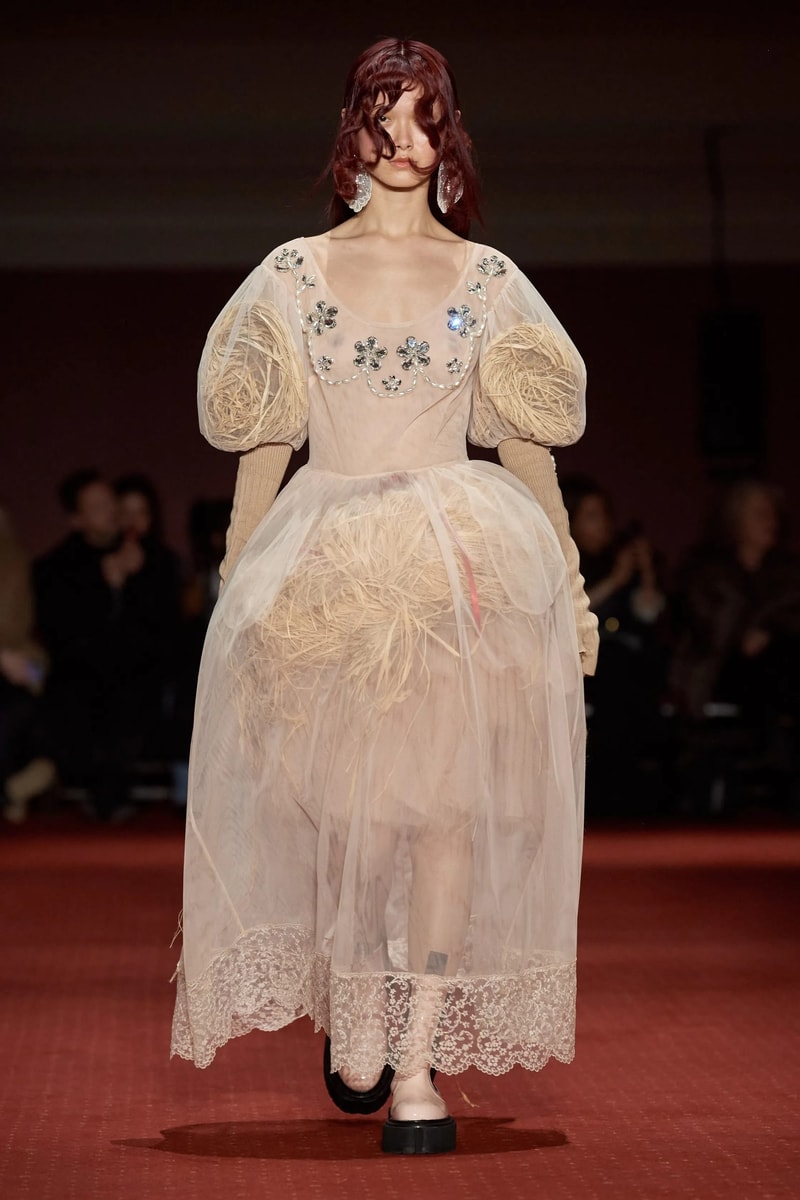 LFW：Simone Rocha 愛爾蘭古老巫術與神話魅力，為什麼要在公主袖裡塞滿了稻草？ - POPBEE