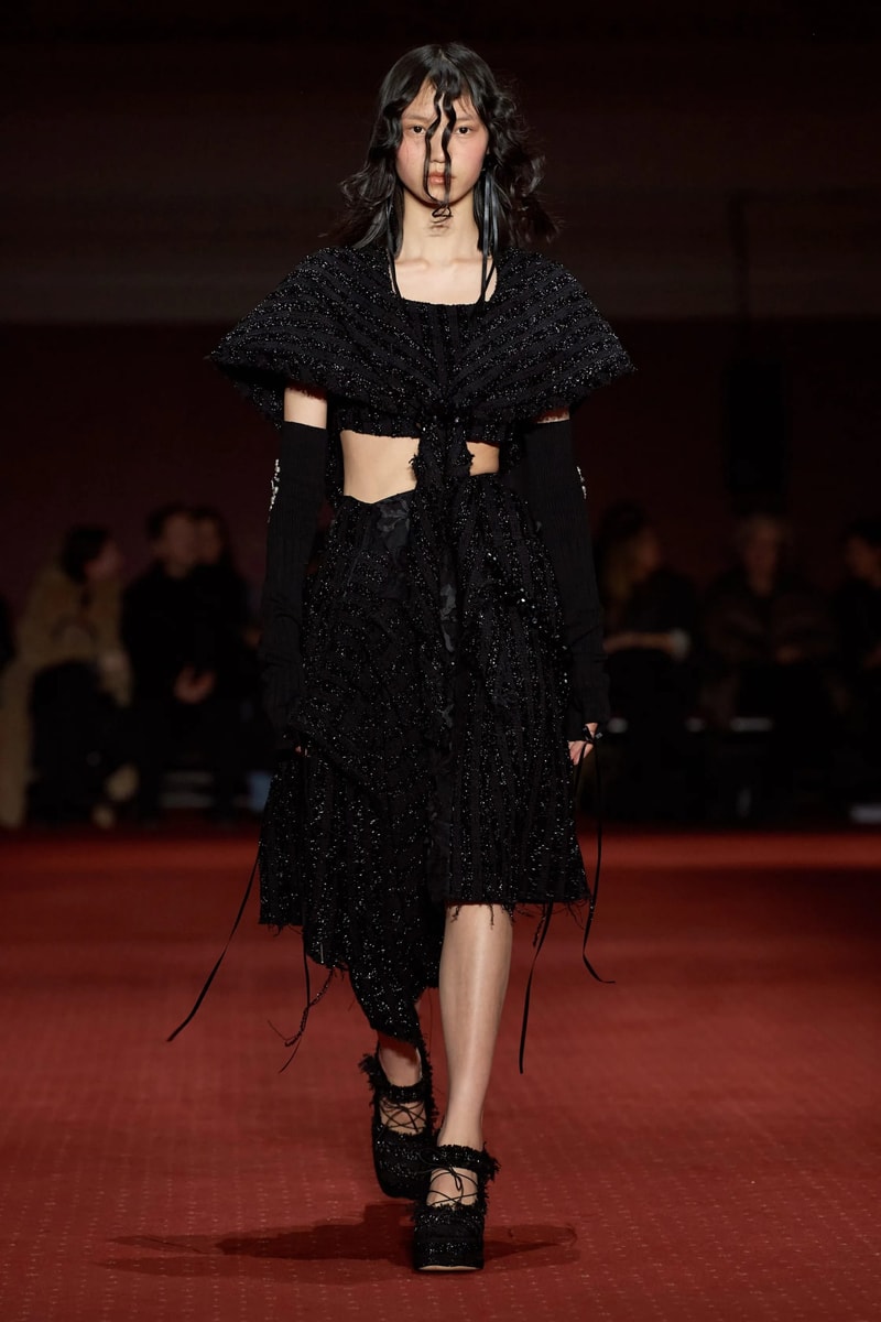 LFW：Simone Rocha 愛爾蘭古老巫術與神話魅力，為什麼要在公主袖裡塞滿了稻草？ - POPBEE