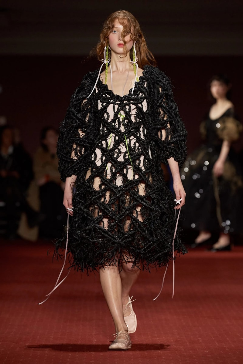 LFW：Simone Rocha 愛爾蘭古老巫術與神話魅力，為什麼要在公主袖裡塞滿了稻草？ - POPBEE