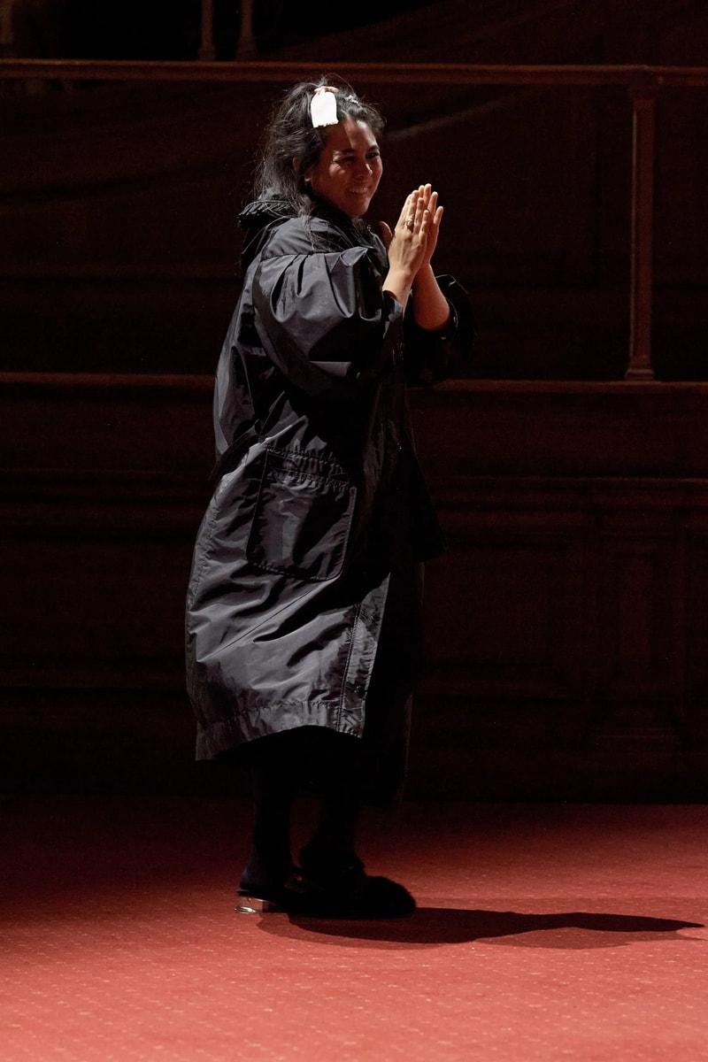 LFW：Simone Rocha 愛爾蘭古老巫術與神話魅力，為什麼要在公主袖裡塞滿了稻草？ - POPBEE