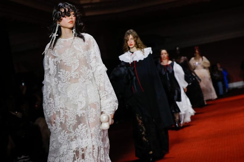 LFW：Simone Rocha 愛爾蘭古老巫術與神話魅力，為什麼要在公主袖裡塞滿了稻草？ - POPBEE