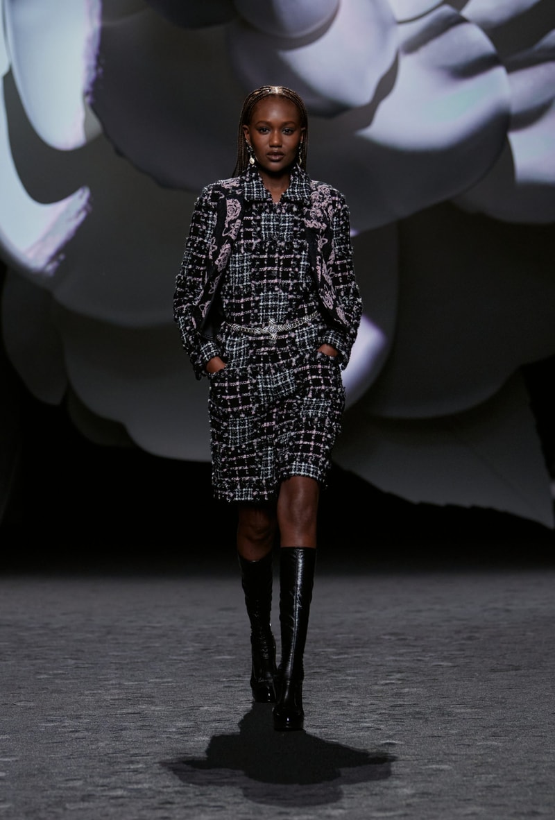 PFW：將經典符碼山茶花，灑落在 CHANEL 2023 秋冬大秀上！ - POPBEE