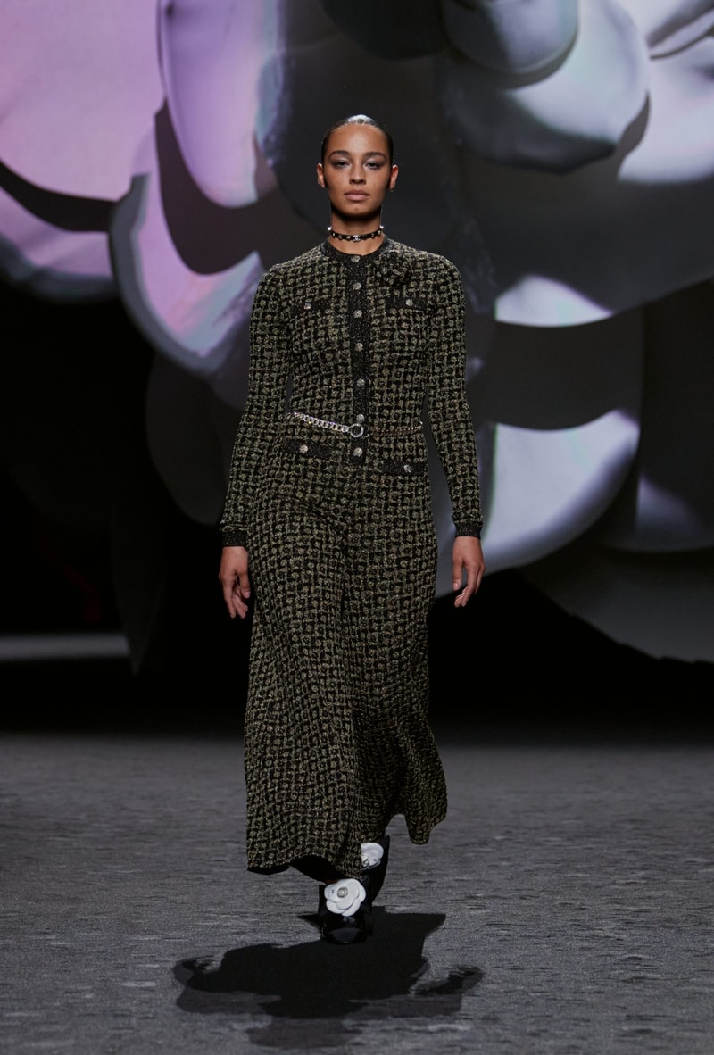 PFW：將經典符碼山茶花，灑落在 CHANEL 2023 秋冬大秀上！ - POPBEE