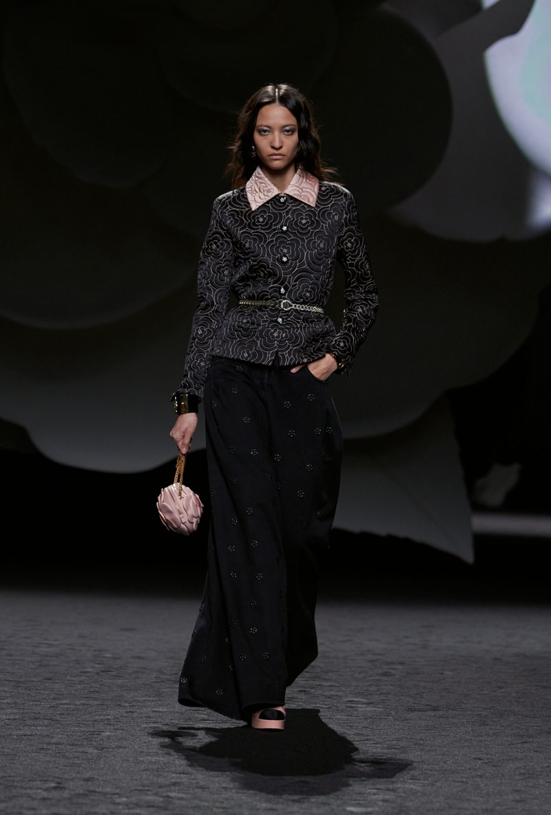 PFW：將經典符碼山茶花，灑落在 CHANEL 2023 秋冬大秀上！ - POPBEE