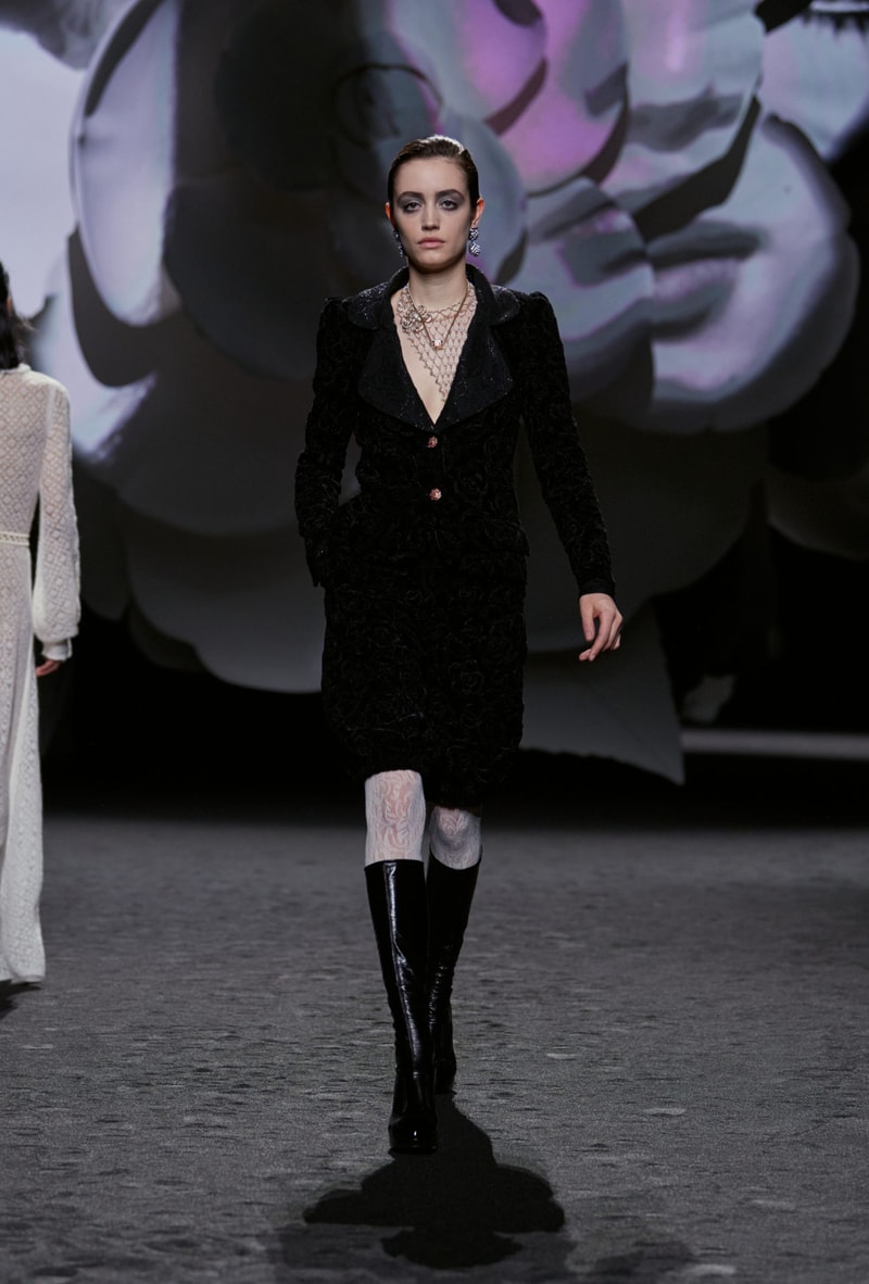 PFW：將經典符碼山茶花，灑落在 CHANEL 2023 秋冬大秀上！ - POPBEE