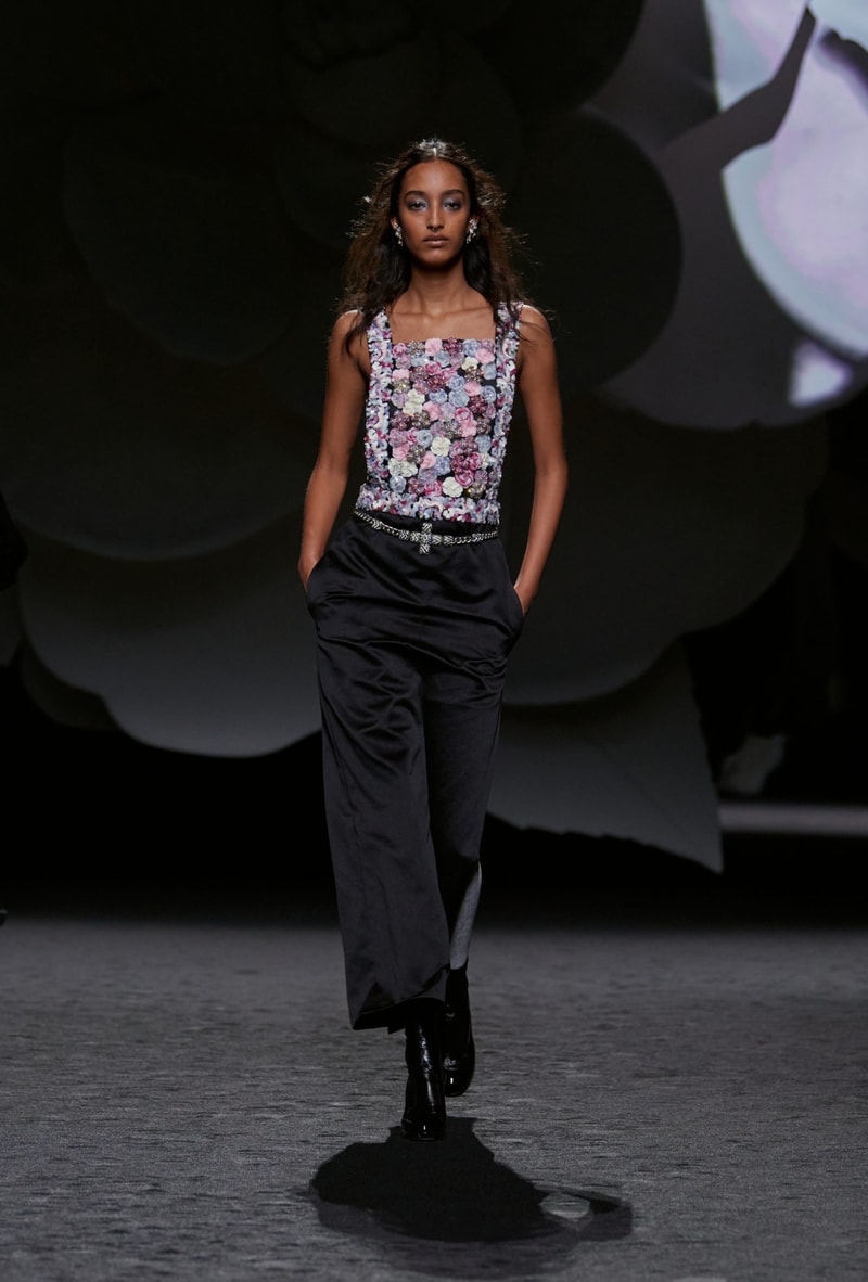 PFW：將經典符碼山茶花，灑落在 CHANEL 2023 秋冬大秀上！ - POPBEE