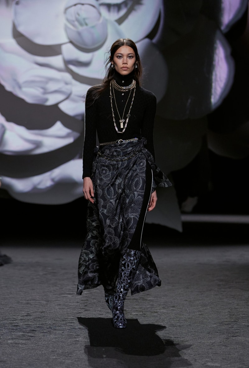 PFW：將經典符碼山茶花，灑落在 CHANEL 2023 秋冬大秀上！ - POPBEE