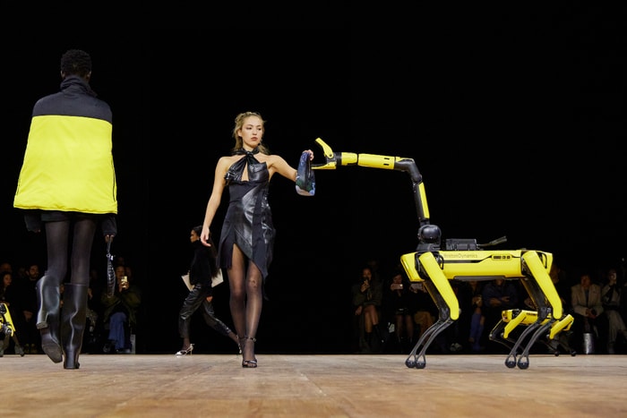 PFW：Vivienne Westwood 遺作依然充斥著反叛美學，孫女 Cora 更作 Model 壓軸登場！ - POPBEE