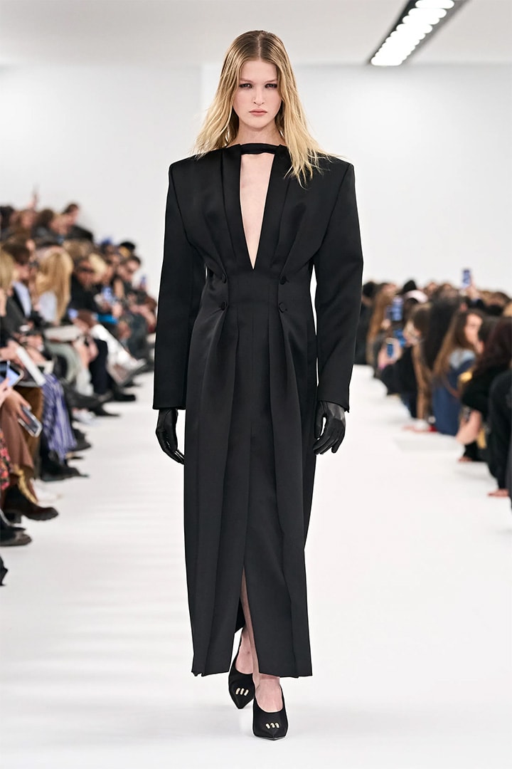 PFW：Givenchy 擋不住的神秘氣息，為你帶來街頭與優雅結合的雙重盛宴！ - POPBEE