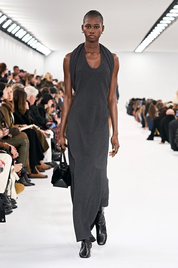 PFW：Givenchy 擋不住的神秘氣息，為你帶來街頭與優雅結合的雙重盛宴！ - POPBEE