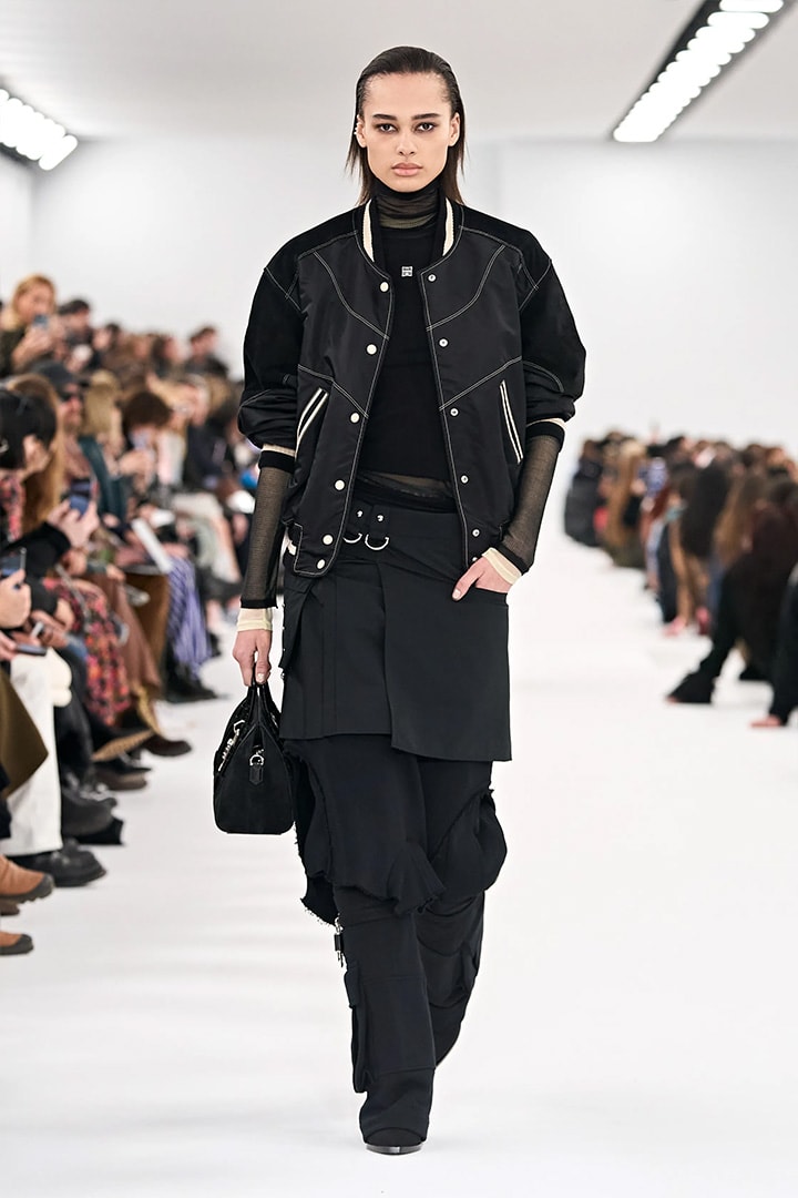 PFW：Givenchy 擋不住的神秘氣息，為你帶來街頭與優雅結合的雙重盛宴！ - POPBEE