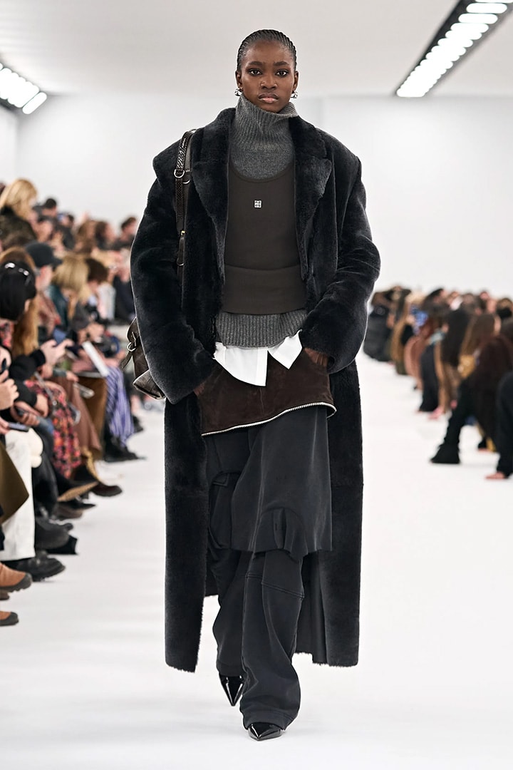 PFW：Givenchy 擋不住的神秘氣息，為你帶來街頭與優雅結合的雙重盛宴！ - POPBEE