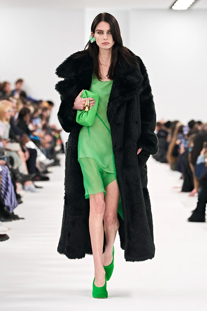 PFW：Givenchy 擋不住的神秘氣息，為你帶來街頭與優雅結合的雙重盛宴！ - POPBEE