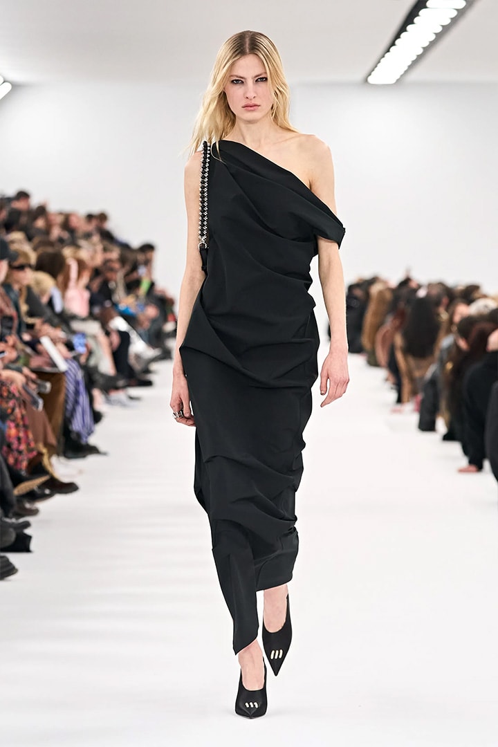 PFW：Givenchy 擋不住的神秘氣息，為你帶來街頭與優雅結合的雙重盛宴！ - POPBEE