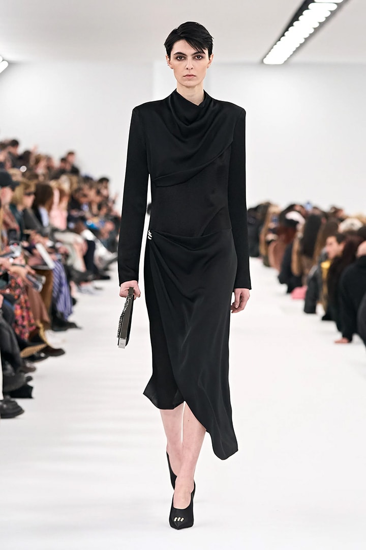 PFW：Givenchy 擋不住的神秘氣息，為你帶來街頭與優雅結合的雙重盛宴！ - POPBEE