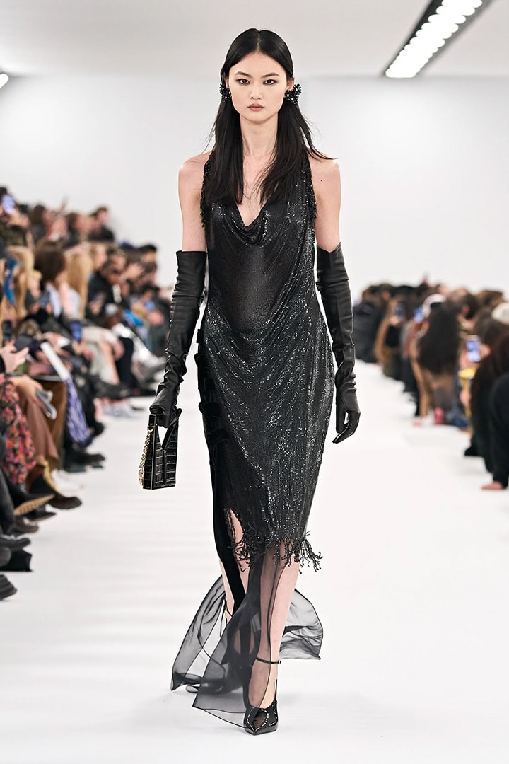PFW：Givenchy 擋不住的神秘氣息，為你帶來街頭與優雅結合的雙重盛宴！ - POPBEE