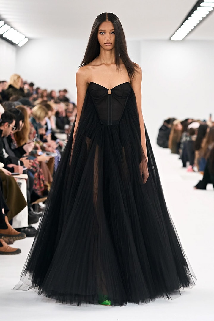 PFW：Givenchy 擋不住的神秘氣息，為你帶來街頭與優雅結合的雙重盛宴！ - POPBEE