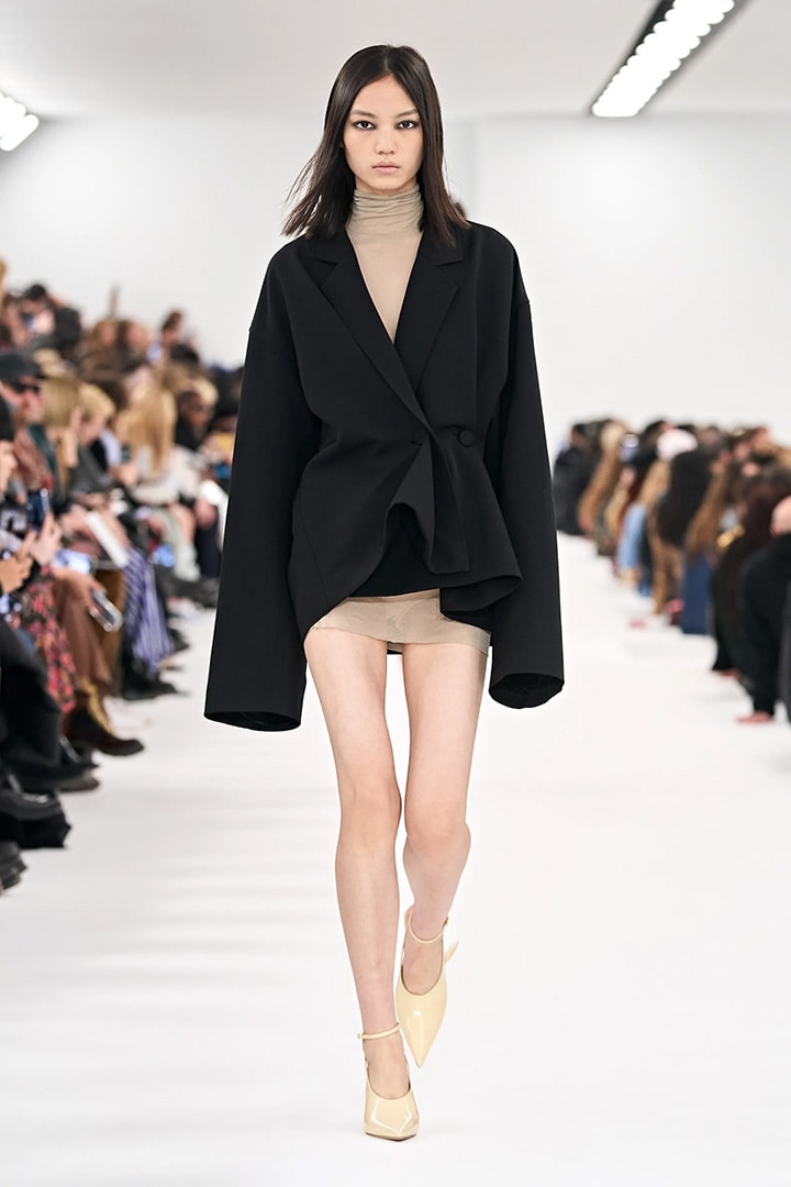 PFW：Givenchy 擋不住的神秘氣息，為你帶來街頭與優雅結合的雙重盛宴！ - POPBEE