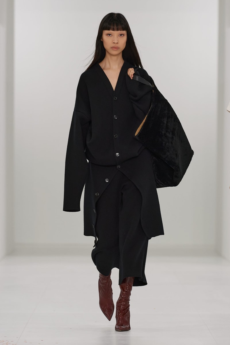 PFW：Jonathan Anderson 以低調簡約貫穿 LOEWE FW23，品牌是要走進新篇章？ - POPBEE