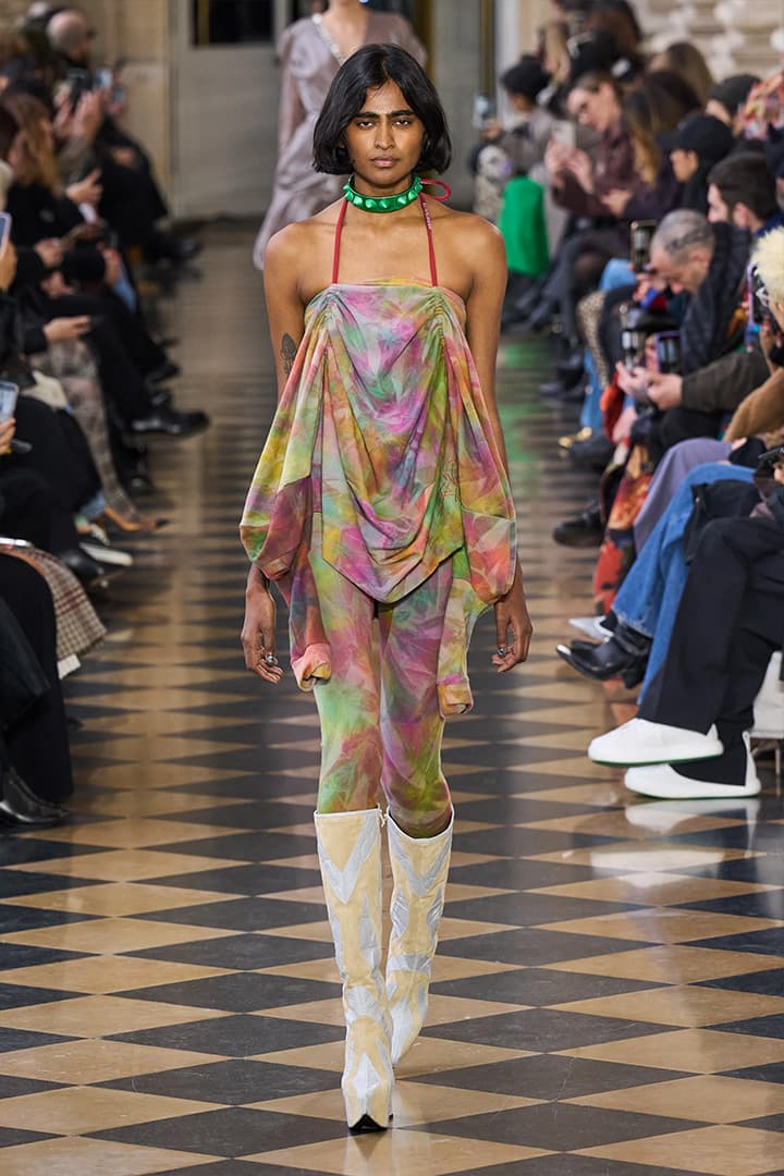 PFW：Vivienne Westwood 遺作依然充斥著反叛美學，孫女 Cora 更作 Model 壓軸登場！ - POPBEE