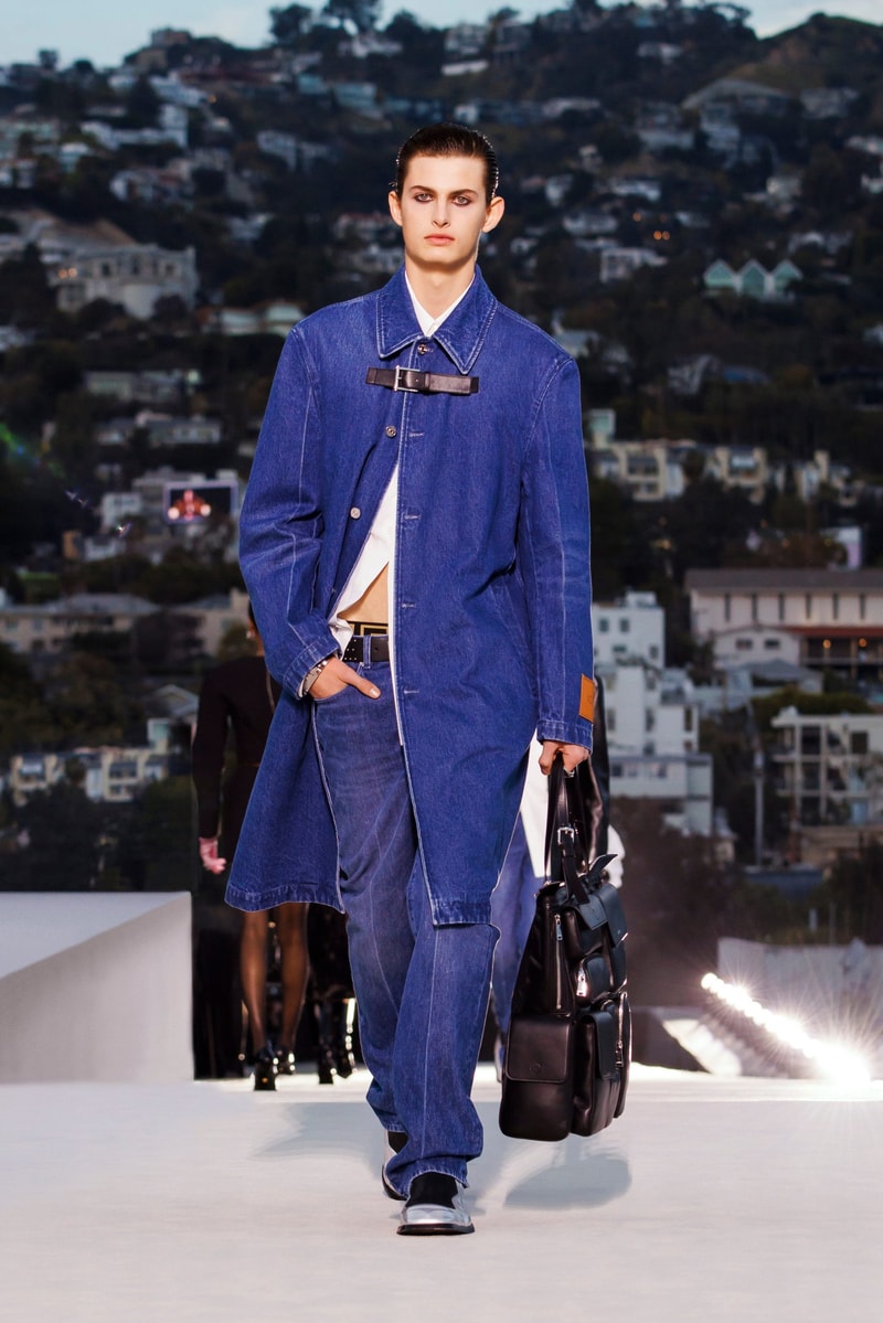 2023 秋冬大秀：華麗與現代交織下，穿上 Versace 的女人如此率性自信！ - POPBEE