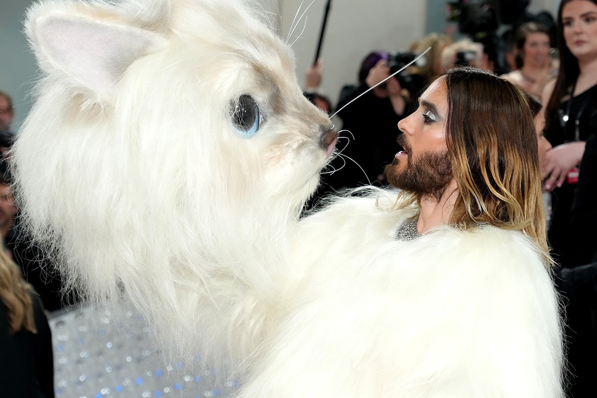 Met Gala 闖入一隻貓？原來是 Jared Leto 扮成了老佛爺最愛的 Choupette！ - POPBEE