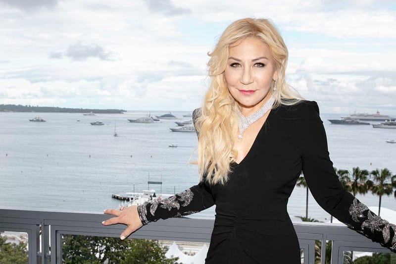 《璀璨帝國》Anna Shay 去世，回顧她電影般的真實人生：「我什麼都沒做，就是出生而已。」 - POPBEE