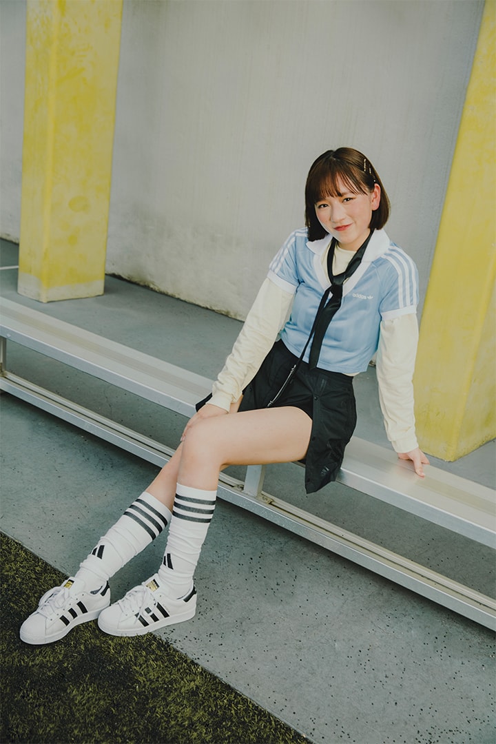 時尚女生間流行足球狂熱！Jennie 與 Bella Hadid 力撐的 #Blokecore 潮流究竟是甚麼？ - POPBEE