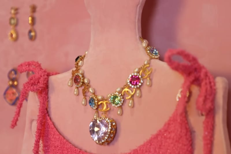 《Barbie》電影中的 CHANEL 寶石項鍊：一出場光芒四射，現實中真的存在嗎？ - POPBEE