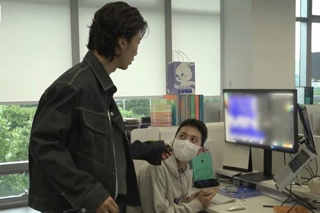 粉絲爆笑：NewJeans「客串」 YG 員工屏幕，Jennie 經紀人忍不住偷偷錄下來！ - POPBEE