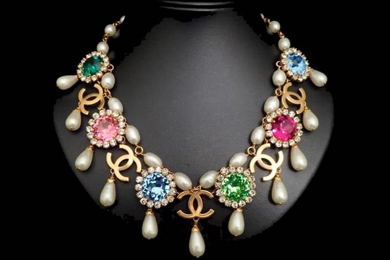 《Barbie》電影中的 CHANEL 寶石項鍊：一出場光芒四射，現實中真的存在嗎？ - POPBEE