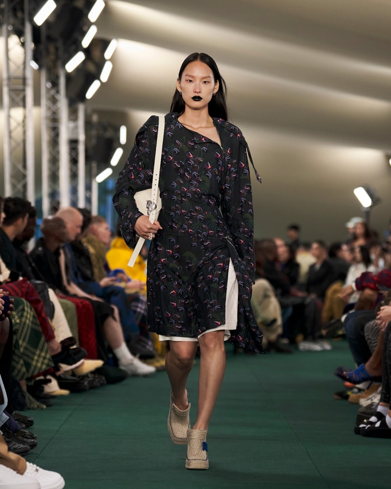 LFW 春夏大秀：Burberry by Daniel Lee 魔法繼續，典雅的夏日風衣！ - POPBEE