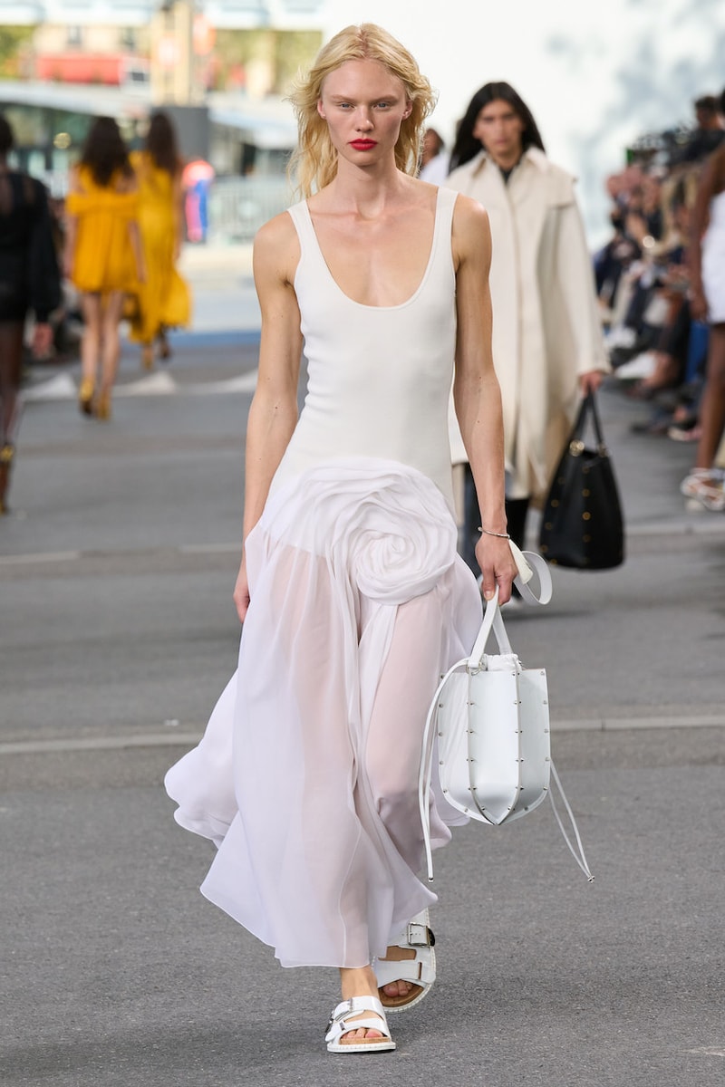 PFW：Chloé 2024 春夏系列大秀，Gabriela Hearst 最後一封情書 - POPBEE