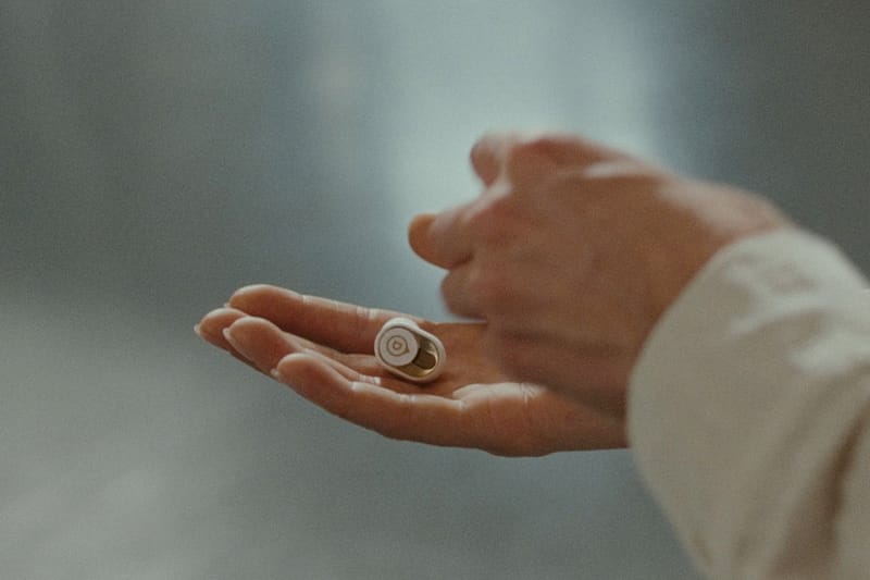 Devialet Gemini II 優雅藏在細節裡：AirPods 以外的選擇，你看過 24K 金的無線耳機嗎？ - POPBEE