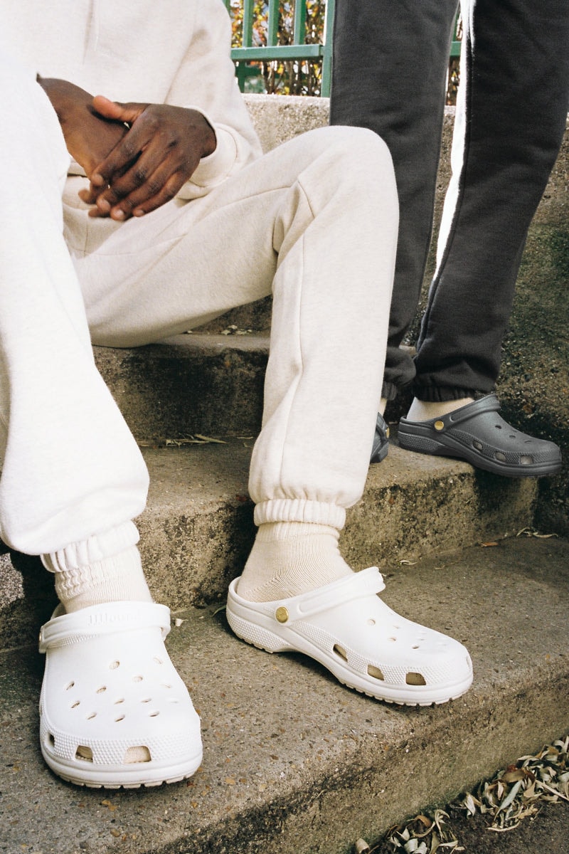 下一雙爆紅鞋款：開賣在即 JJJJound x Crocs 聯名 2 雙配色完整公開！ - POPBEE